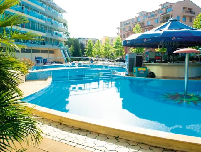 Holiday outside the box - Hays Travel